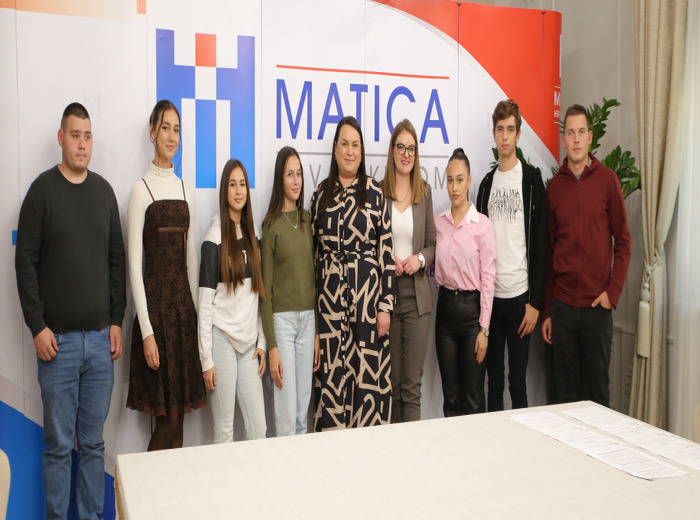 Uručene stipendije učenicima i studentima Hrvatske zajednice u Republici Srbiji